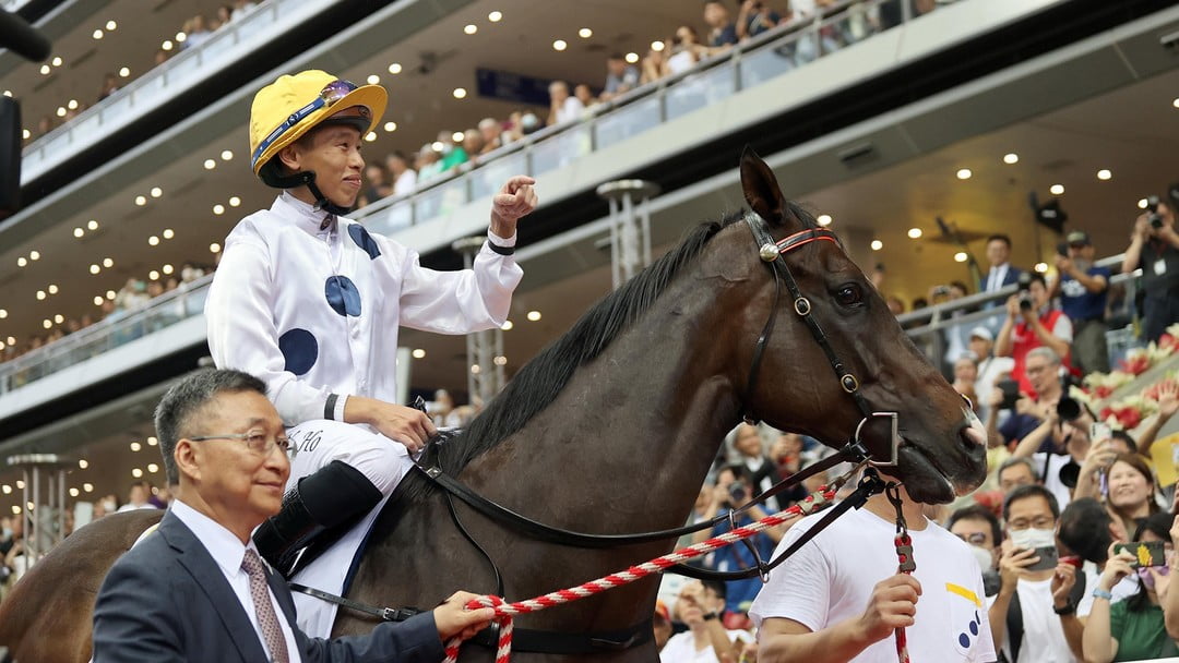 三屆香港馬王「金鎗六十」退役 沙田馬場舉行榮休歡送儀式｜本地｜商業電台 881903