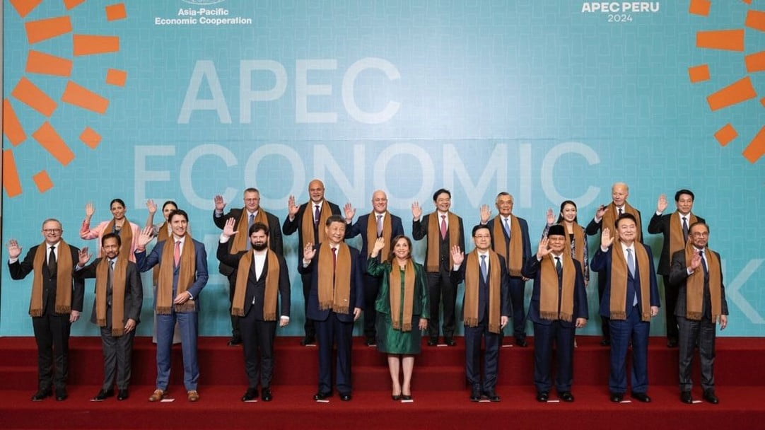 秘魯APEC｜各領袖合影 習近平李家超站秘魯總統兩旁｜國際｜商業電台 881903