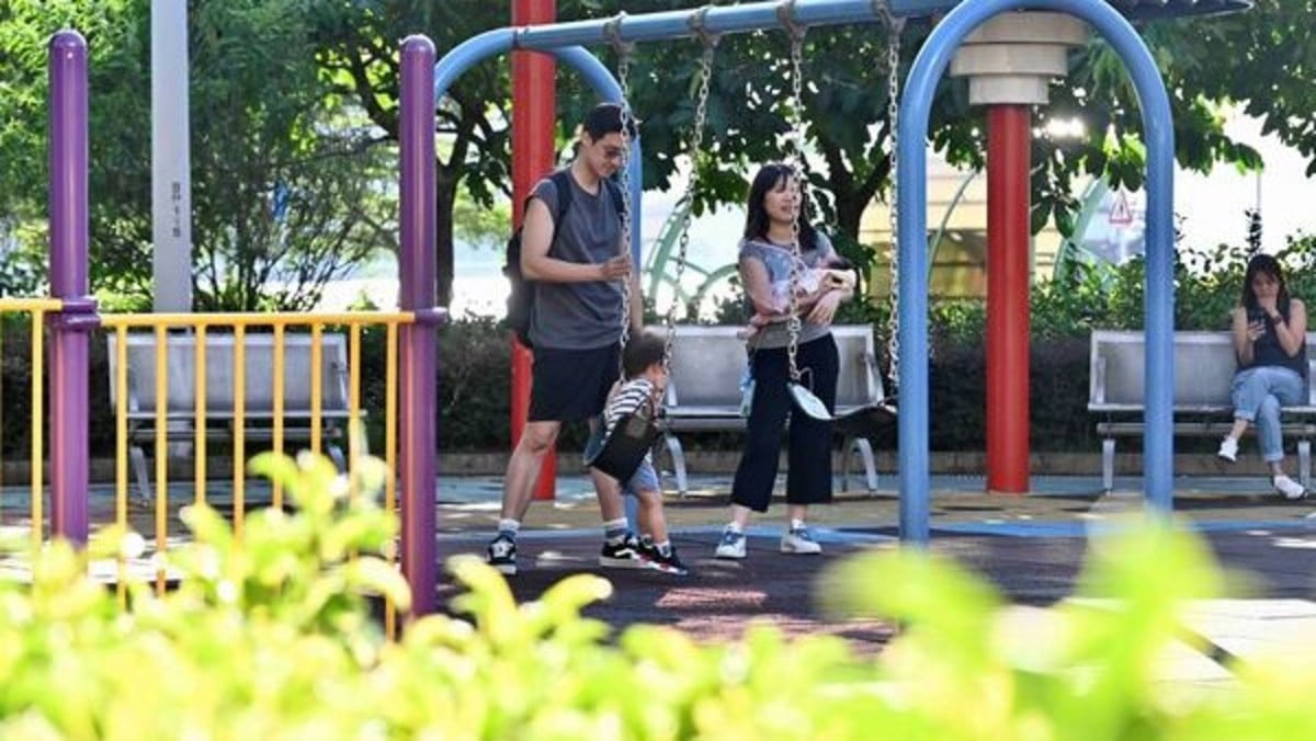 調查指香港家庭快樂指數顯著下降 85%家長輔導子女時有挑戰｜本地｜商業電台 881903